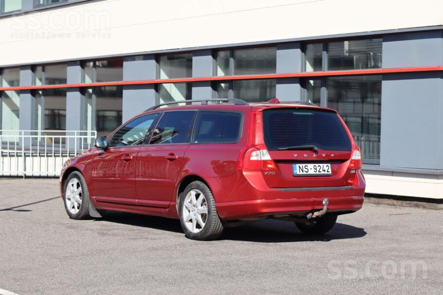 Red Volvo V70 2012 in Riga, with an engine capacity of 2.00 L and mileage of 263 thousand km for 5450 €, photo 4 on AUTOMOTO.COM.LV