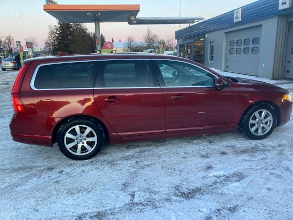 Sarkans Volvo V70 2012 Kauņa, ar dzinēja tilpumu 1.56 L un nobraukumu 224 tūkst. km par 6850 €, foto 2 vietnē AUTOMOTO.COM.LV
