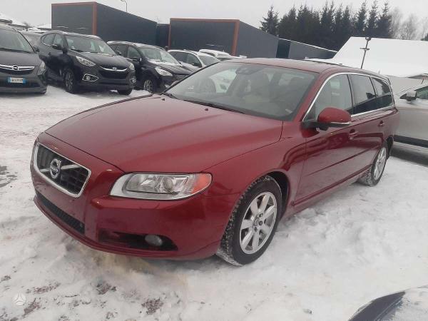 Red Volvo V70 2012 in Kaunas, with an engine capacity of 1.56 L and mileage of 224 thousand km for 6600 €, photo 1 on AUTOMOTO.COM.LV