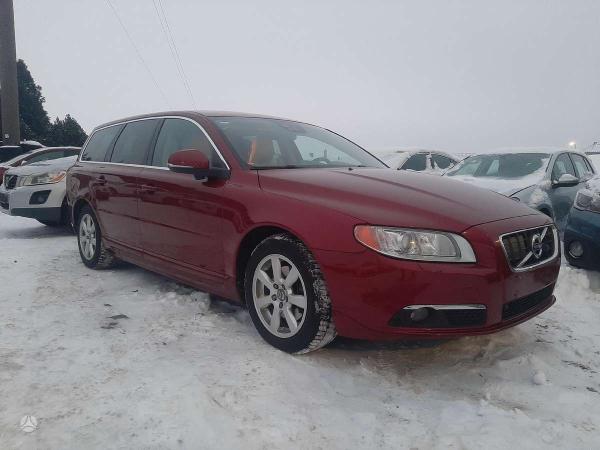 Red Volvo V70 2012 in Kaunas, with an engine capacity of 1.56 L and mileage of 224 thousand km for 6600 €, photo 3 on AUTOMOTO.COM.LV