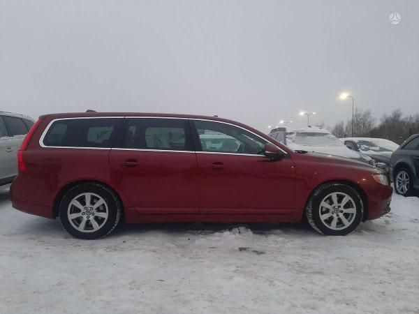 Red Volvo V70 2012 in Kaunas, with an engine capacity of 1.56 L and mileage of 224 thousand km for 6600 €, photo 4 on AUTOMOTO.COM.LV