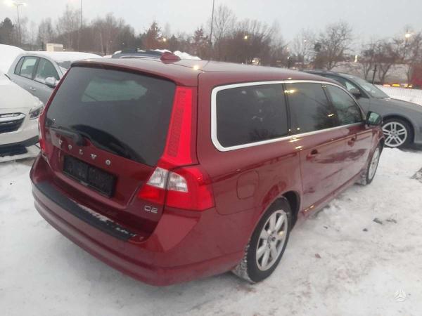 Red Volvo V70 2012 in Kaunas, with an engine capacity of 1.56 L and mileage of 224 thousand km for 6600 €, photo 5 on AUTOMOTO.COM.LV