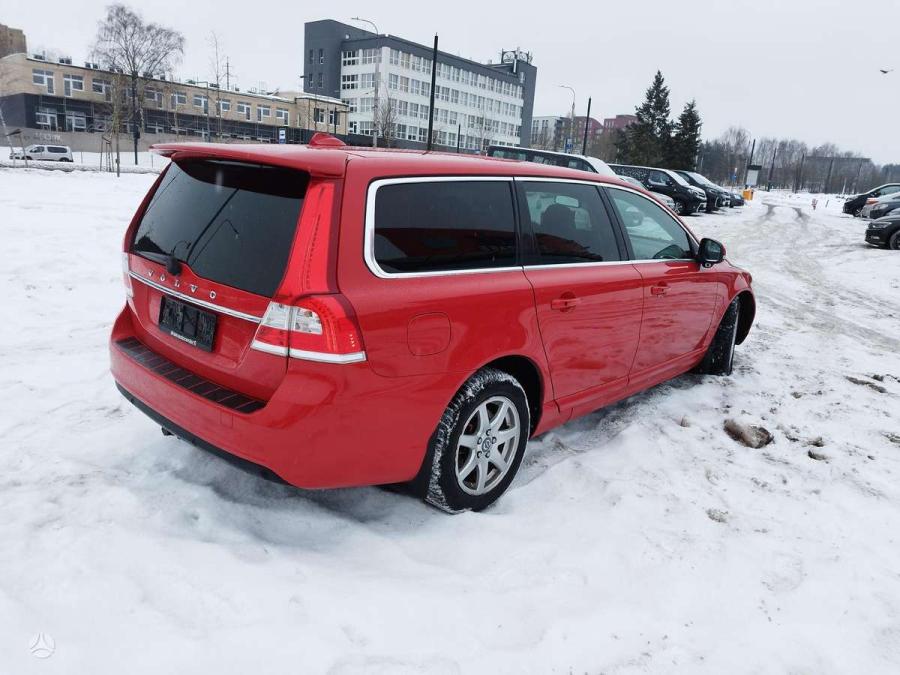 Red Volvo V70 2013 in Vilnius, with an engine capacity of 1.98 L and mileage of 248 thousand km for 7400 €, photo 3 on AUTOMOTO.COM.LV