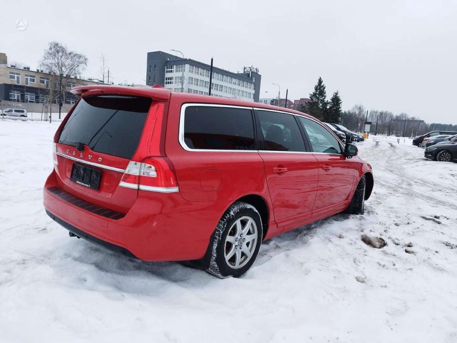 Red Volvo V70 2013 in Vilnius, with an engine capacity of 1.98 L and mileage of 248 thousand km for 7400 €, photo 4 on AUTOMOTO.COM.LV