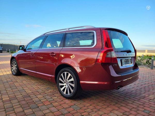 Red Volvo V70 2013 in Vilnius, with an engine capacity of 2.00 L and mileage of 298 thousand km for 5999 €, photo 4 on AUTOMOTO.COM.LV