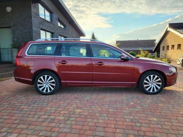 Red Volvo V70 2013 in Vilnius, with an engine capacity of 2.00 L and mileage of 298 thousand km for 5999 €, photo 8 on AUTOMOTO.COM.LV