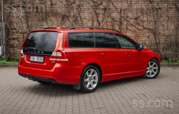 Red Volvo V70 2014 in Riga, with an engine capacity of 2.00 L and mileage of 301 thousand km for 6500 €, photo 3 on AUTOMOTO.COM.LV