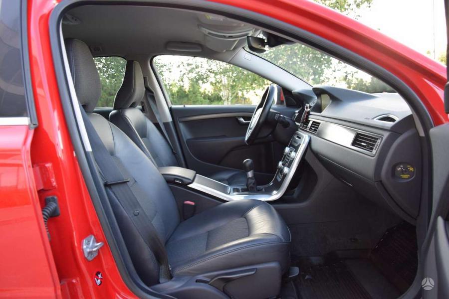 Red Volvo V70 2014 in Vilnius, with an engine capacity of 2.40 L and mileage of 296 thousand km for 7700 €, photo 19 on AUTOMOTO.COM.LV