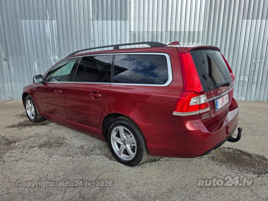 Sarkans Volvo V70 2015 Tallina, ar dzinēja tilpumu 2.00 L un nobraukumu 267 tūkst. km par 7490 €, foto 5 vietnē AUTOMOTO.COM.LV
