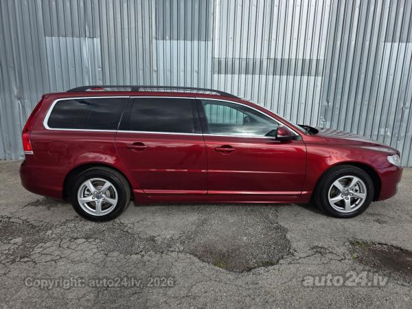 Red Volvo V70 2015 in Tallinn, with an engine capacity of 2.00 L and mileage of 267 thousand km for 7490 €, photo 5 on AUTOMOTO.COM.LV