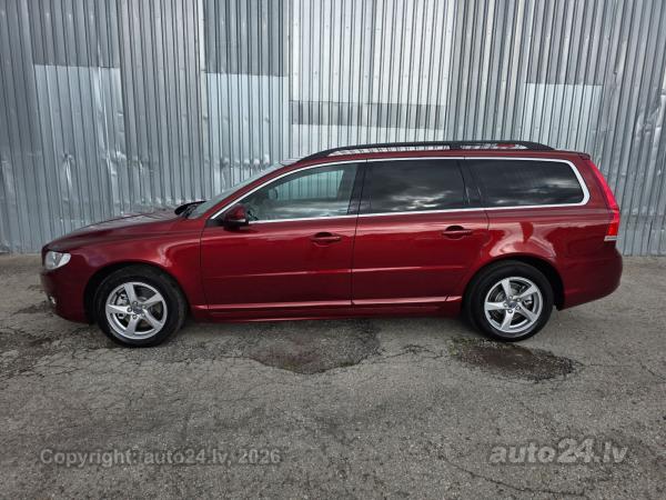 Red Volvo V70 2015 in Tallinn, with an engine capacity of 2.00 L and mileage of 267 thousand km for 7490 €, photo 6 on AUTOMOTO.COM.LV