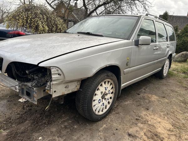 Volvo V70 1998 Varėna, ar dzinēja tilpumu 2.50 L un nobraukumu 400 tūkst. km par 360 €, foto 4 vietnē AUTOMOTO.COM.LV