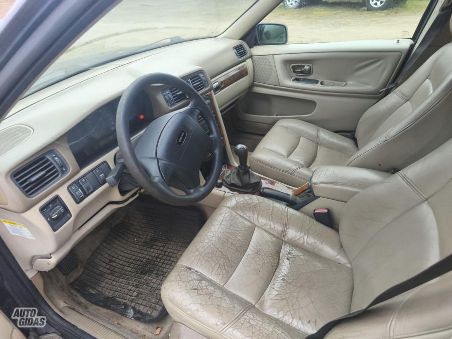 Volvo V70 1998 Ignalina, ar dzinēja tilpumu 2.40 L un nobraukumu 378 tūkst. km par 430 €, foto 4 vietnē AUTOMOTO.COM.LV