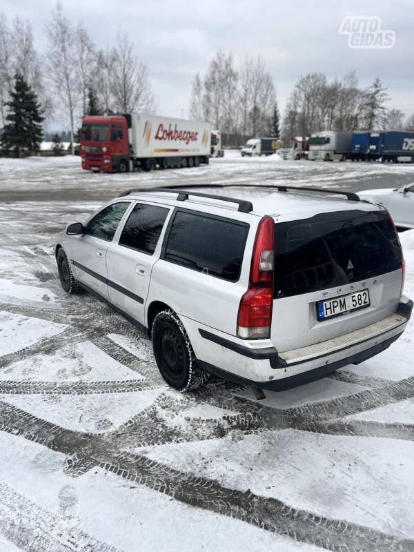 Volvo V70 2000 Viļņa, ar dzinēja tilpumu 2.40 L un nobraukumu 333 tūkst. km par 650 €, foto 1 vietnē AUTOMOTO.COM.LV