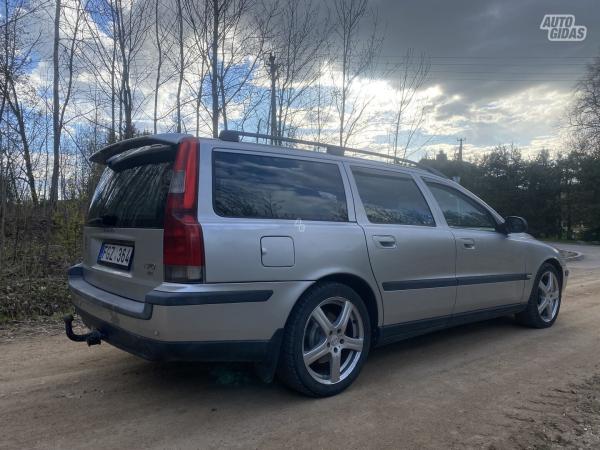 Volvo V70 2000 in Ukmerge, with an engine capacity of 2.50 L and mileage of 274 thousand km for 1500 €, photo 3 on AUTOMOTO.COM.LV