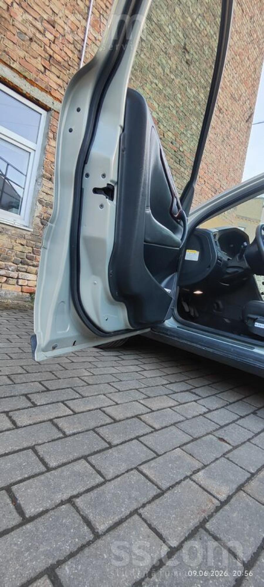 Volvo V70 2001 in Riga, with an engine capacity of 2.40 L and mileage of 372 thousand km for 4495 €, photo 18 on AUTOMOTO.COM.LV