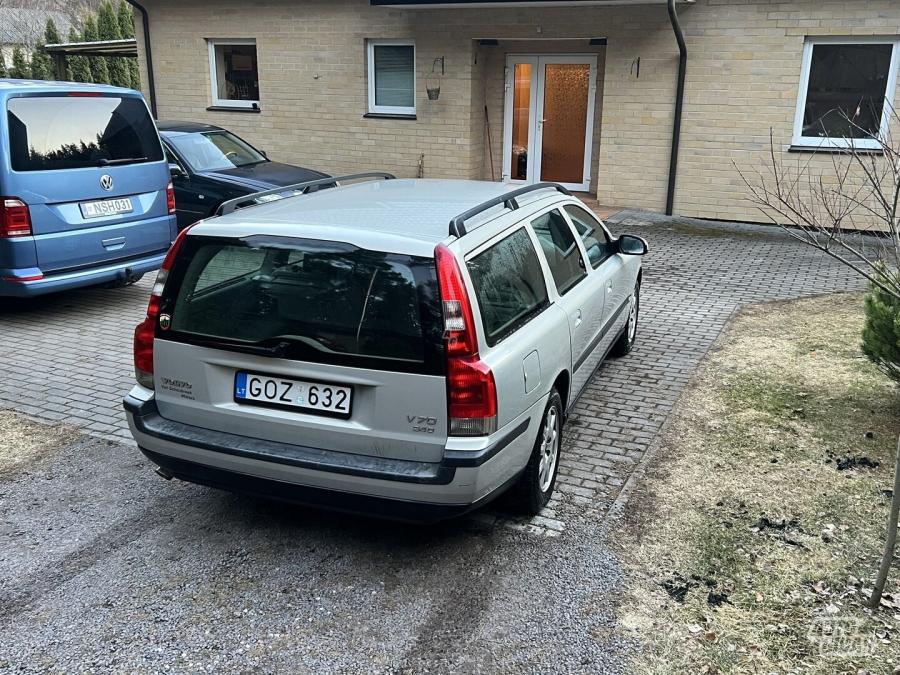Volvo V70 2002 in Vilnius, with an engine capacity of 2.40 L and mileage of 389 thousand km for 1350 €, photo 6 on AUTOMOTO.COM.LV