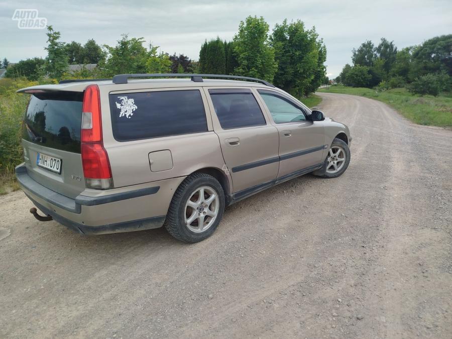 Volvo V70 2002 in Pakruojis, with an engine capacity of 2.40 L and mileage of 425 thousand km for 850 €, photo 4 on AUTOMOTO.COM.LV
