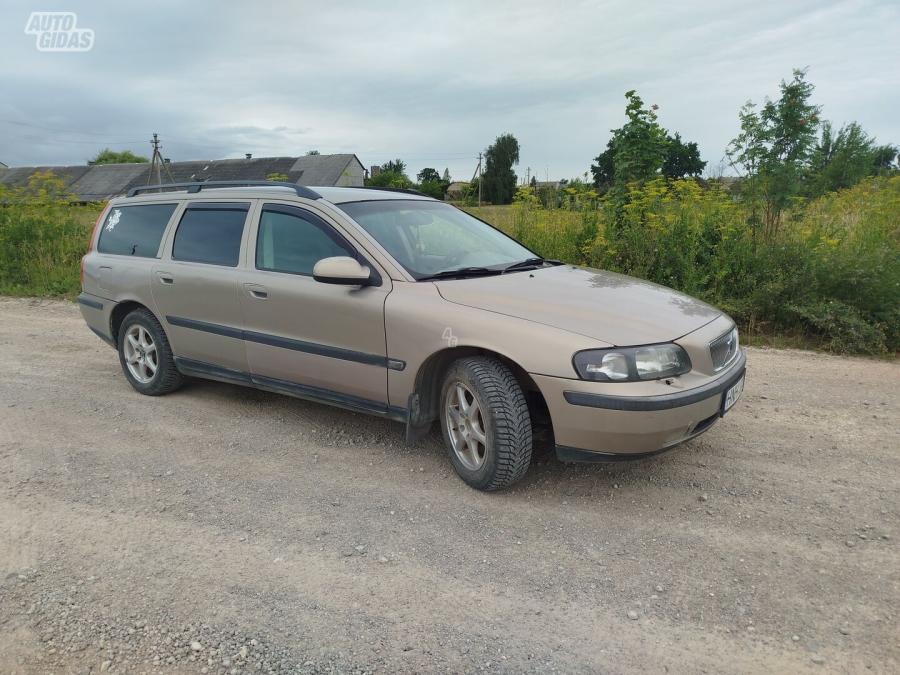 Volvo V70 2002 in Pakruojis, with an engine capacity of 2.40 L and mileage of 425 thousand km for 850 €, photo 5 on AUTOMOTO.COM.LV