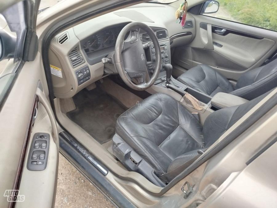 Volvo V70 2002 in Pakruojis, with an engine capacity of 2.40 L and mileage of 425 thousand km for 850 €, photo 6 on AUTOMOTO.COM.LV