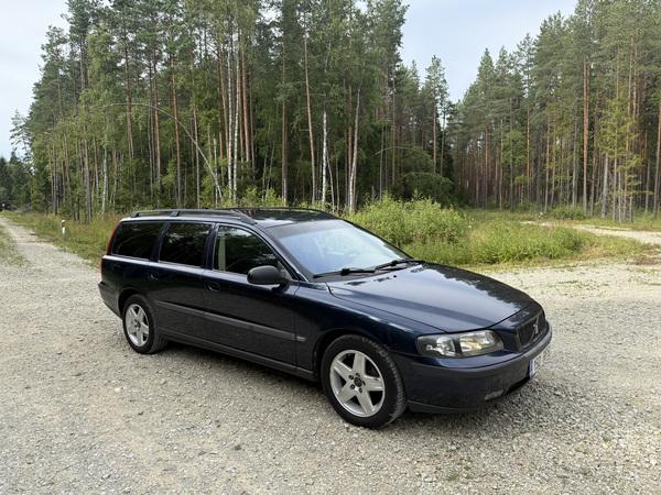 Вольво В70 2002 в Таллин, объемом двигателя 2.40 л и пробегом 400 тыс. км за 1500 €, фото 2 на AUTOMOTO.COM.LV
