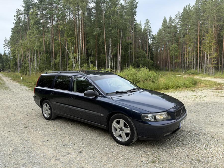 Volvo V70 2002 Tallina, ar dzinēja tilpumu 2.40 L un nobraukumu 400 tūkst. km par 1500 €, foto 3 vietnē AUTOMOTO.COM.LV