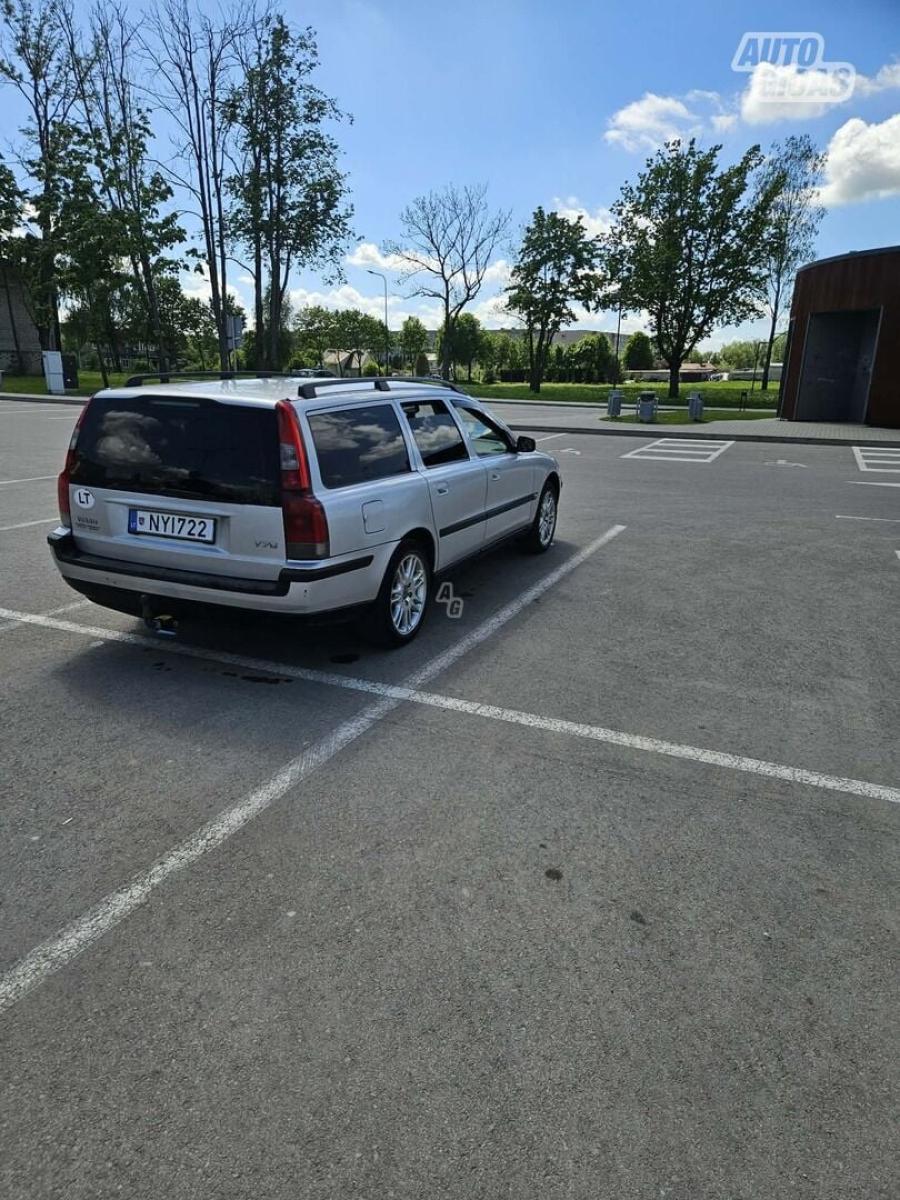 Volvo V70 2003 in Ukmerge, with an engine capacity of 2.40 L and mileage of 294 thousand km for 1400 €, photo 3 on AUTOMOTO.COM.LV