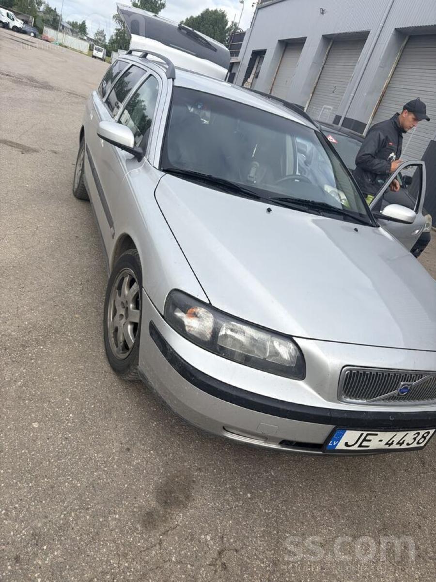 Volvo V70 2003 in Riga, with an engine capacity of 2.40 L and mileage of 323 thousand km for 1200 €, photo 1 on AUTOMOTO.COM.LV