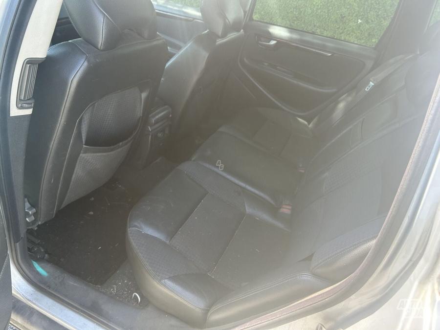 Volvo V70 2003 in Varena, with an engine capacity of 2.40 L and mileage of 381 thousand km for 500 €, photo 4 on AUTOMOTO.COM.LV