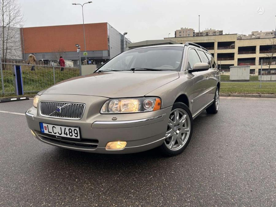 Volvo V70 2004 in Vilnius, with an engine capacity of 2.40 L and mileage of 390 thousand km for 2600 €, photo 1 on AUTOMOTO.COM.LV