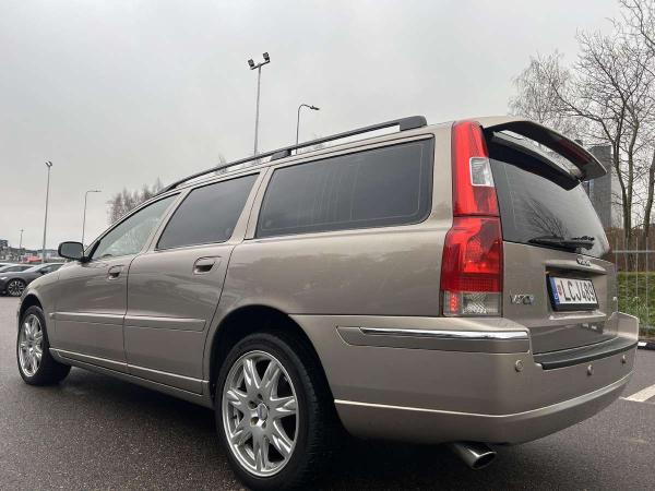 Volvo V70 2004 in Vilnius, with an engine capacity of 2.40 L and mileage of 390 thousand km for 2600 €, photo 2 on AUTOMOTO.COM.LV