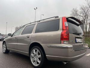 Volvo V70 2004 in Vilnius, with an engine capacity of 2.40 L and mileage of 390 thousand km for 2600 €, photo 2 on AUTOMOTO.COM.LV