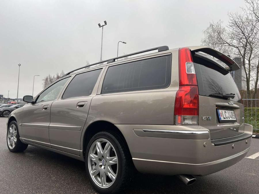 Volvo V70 2004 in Vilnius, with an engine capacity of 2.40 L and mileage of 390 thousand km for 2600 €, photo 2 on AUTOMOTO.COM.LV