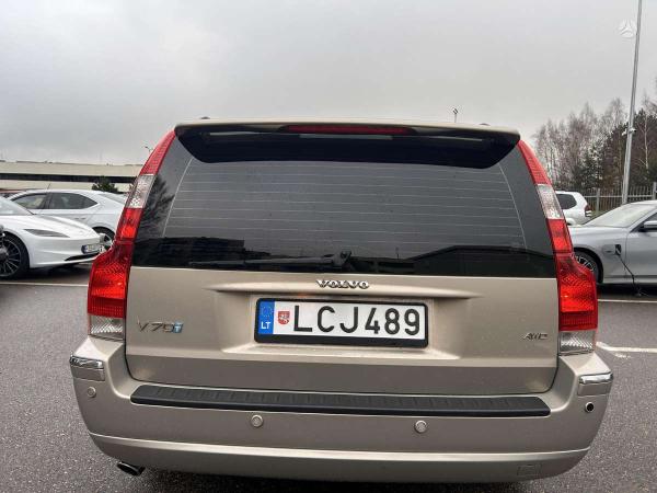 Volvo V70 2004 in Vilnius, with an engine capacity of 2.40 L and mileage of 390 thousand km for 2600 €, photo 3 on AUTOMOTO.COM.LV