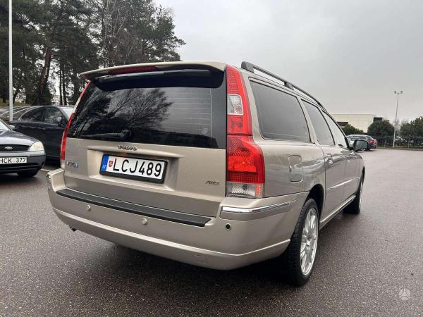 Volvo V70 2004 in Vilnius, with an engine capacity of 2.40 L and mileage of 390 thousand km for 2600 €, photo 4 on AUTOMOTO.COM.LV