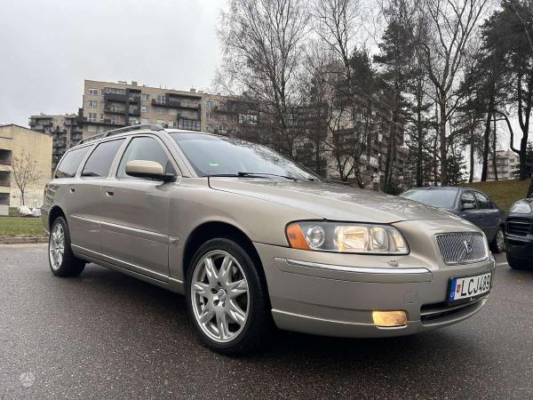 Volvo V70 2004 in Vilnius, with an engine capacity of 2.40 L and mileage of 390 thousand km for 2600 €, photo 6 on AUTOMOTO.COM.LV