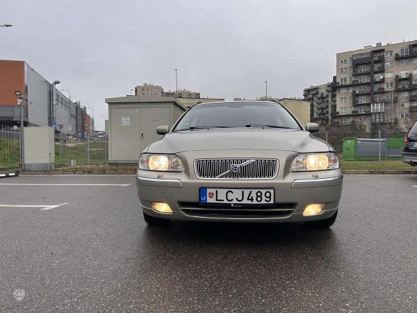 Volvo V70 2004 in Vilnius, with an engine capacity of 2.40 L and mileage of 390 thousand km for 2600 €, photo 7 on AUTOMOTO.COM.LV