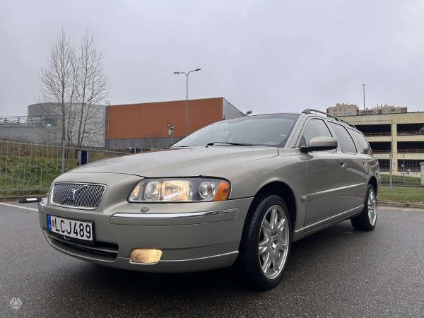 Volvo V70 2004 in Vilnius, with an engine capacity of 2.40 L and mileage of 390 thousand km for 2600 €, photo 8 on AUTOMOTO.COM.LV