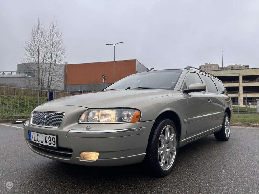 Volvo V70 2004 in Vilnius, with an engine capacity of 2.40 L and mileage of 390 thousand km for 2600 €, photo 8 on AUTOMOTO.COM.LV