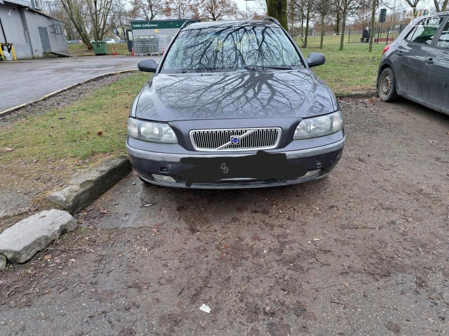 Volvo V70 2004 in Vilnius, with an engine capacity of 2.40 L and mileage of 2 thousand km for 420 €, photo 2 on AUTOMOTO.COM.LV