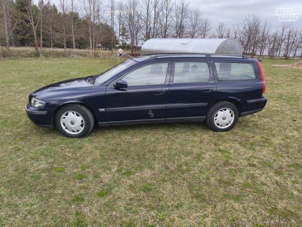 Volvo V70 2004 in Panevezys, with an engine capacity of 2.40 L and mileage of 376 thousand km for 1600 €, photo 1 on AUTOMOTO.COM.LV