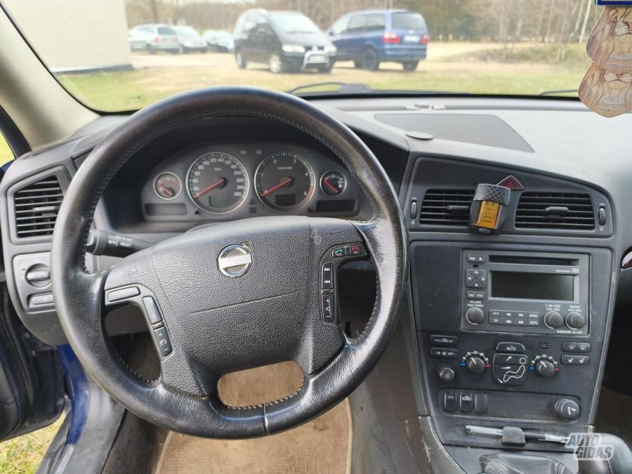 Volvo V70 2004 in Panevezys, with an engine capacity of 2.40 L and mileage of 376 thousand km for 1600 €, photo 8 on AUTOMOTO.COM.LV