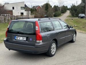 Volvo V70 2004 in Vilnius, with an engine capacity of 2.40 L and mileage of 330 thousand km for 1700 €, photo 4 on AUTOMOTO.COM.LV