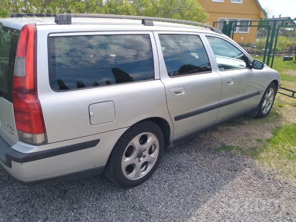 Volvo V70 2004 in Riga, with an engine capacity of 2.40 L and mileage of 380 thousand km for 1000 €, photo 4 on AUTOMOTO.COM.LV