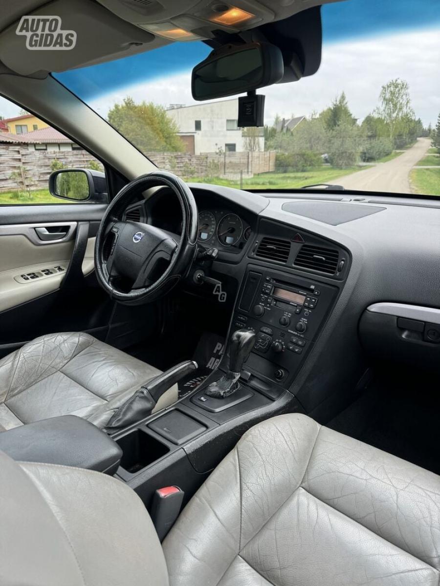 Volvo V70 2004 in Vilnius, with an engine capacity of 2.40 L and mileage of 390 thousand km for 1799 €, photo 7 on AUTOMOTO.COM.LV