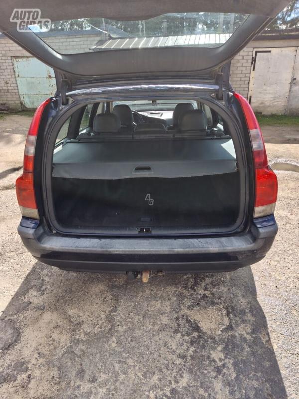 Volvo V70 2004 in Ariogala, with an engine capacity of 2.40 L and mileage of 336 thousand km for 2100 €, photo 4 on AUTOMOTO.COM.LV