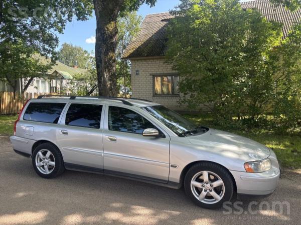 Volvo V70 2005 in Valmiera, with an engine capacity of 2.40 L and mileage of 393 thousand km for 1450 €, photo 4 on AUTOMOTO.COM.LV