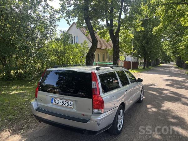 Volvo V70 2005 in Valmiera, with an engine capacity of 2.40 L and mileage of 393 thousand km for 1450 €, photo 5 on AUTOMOTO.COM.LV