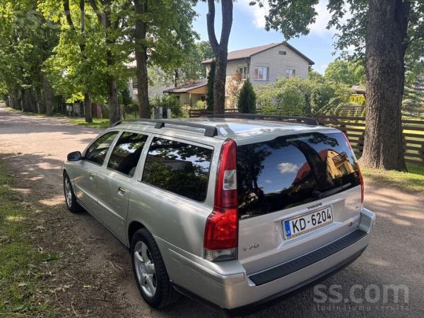 Volvo V70 2005 in Valmiera, with an engine capacity of 2.40 L and mileage of 393 thousand km for 1450 €, photo 6 on AUTOMOTO.COM.LV