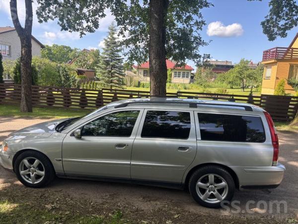 Volvo V70 2005 in Valmiera, with an engine capacity of 2.40 L and mileage of 393 thousand km for 1450 €, photo 8 on AUTOMOTO.COM.LV
